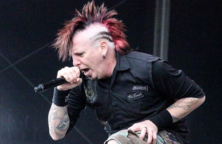 Mudvayne Singer Falls Off Stage While Singing “Not Falling” (W/Video ...