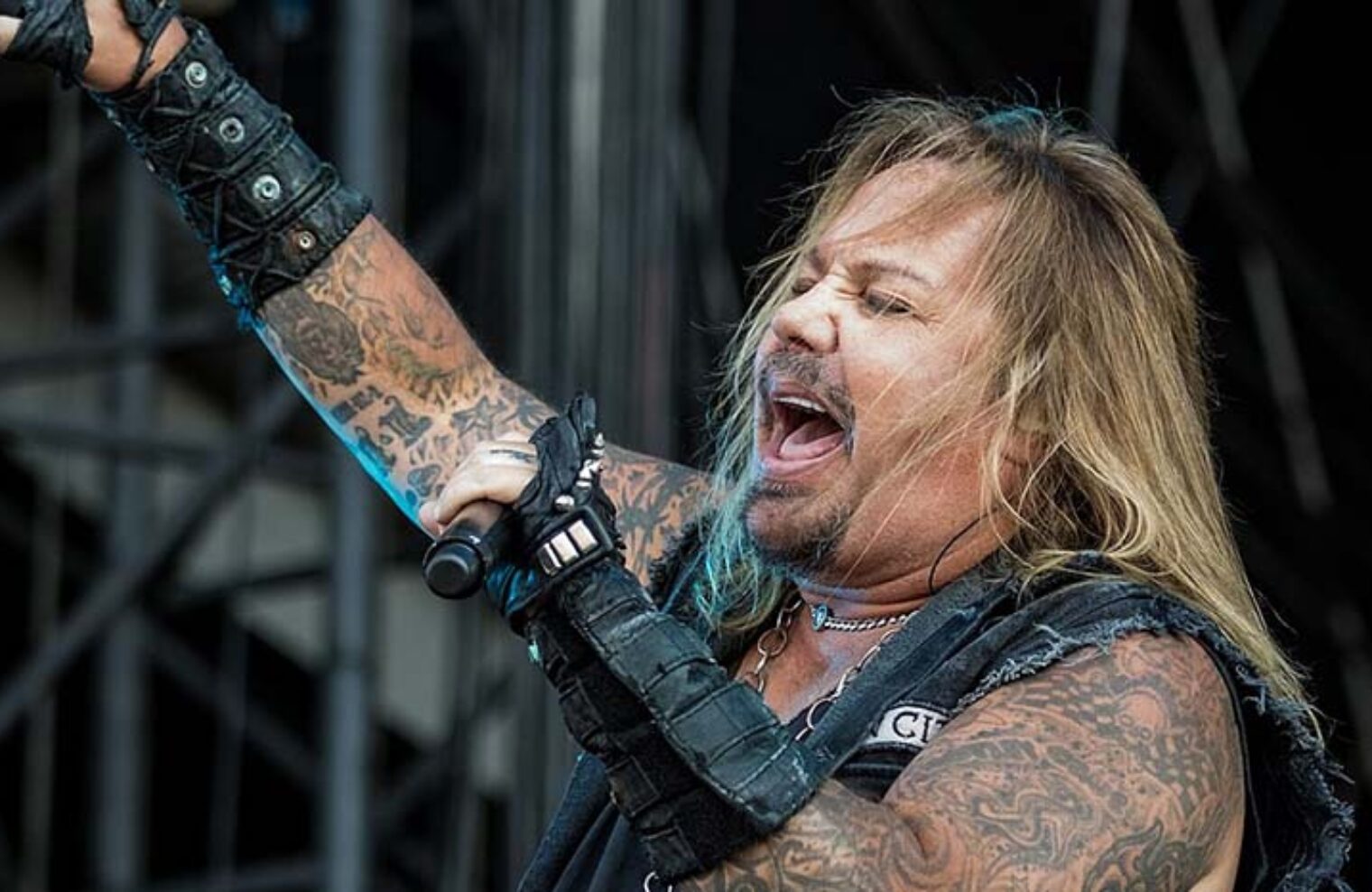 Mötley Crüe’s Vince Neil Clearly Caught Lip-Syncing (w/Video) – WEB IS ...
