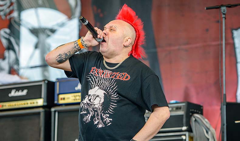 The Exploited Frontman Suffers Heart Attack On Stage - WEB IS JERICHO
