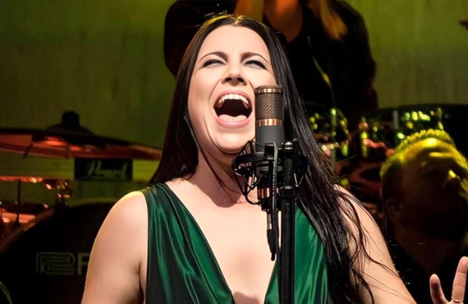 Evanescence Singer Amy Lee Discusses Possibility Of Joining Linkin Park ...