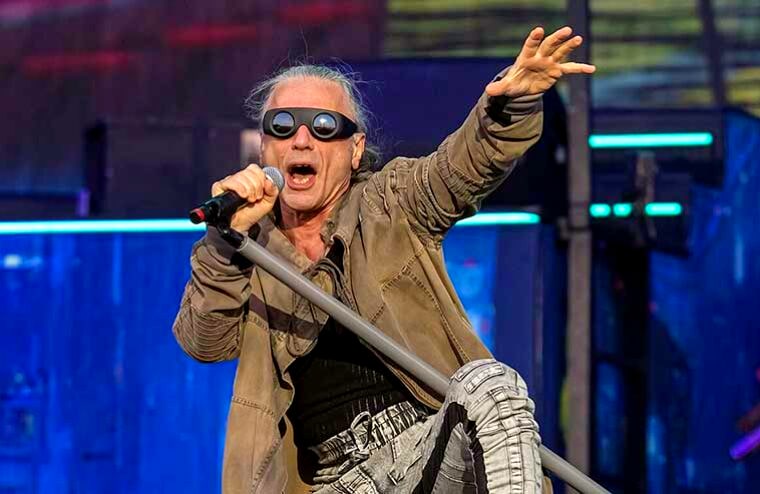 Bruce Dickinson Blasts Fan From Stage - WEB IS JERICHO