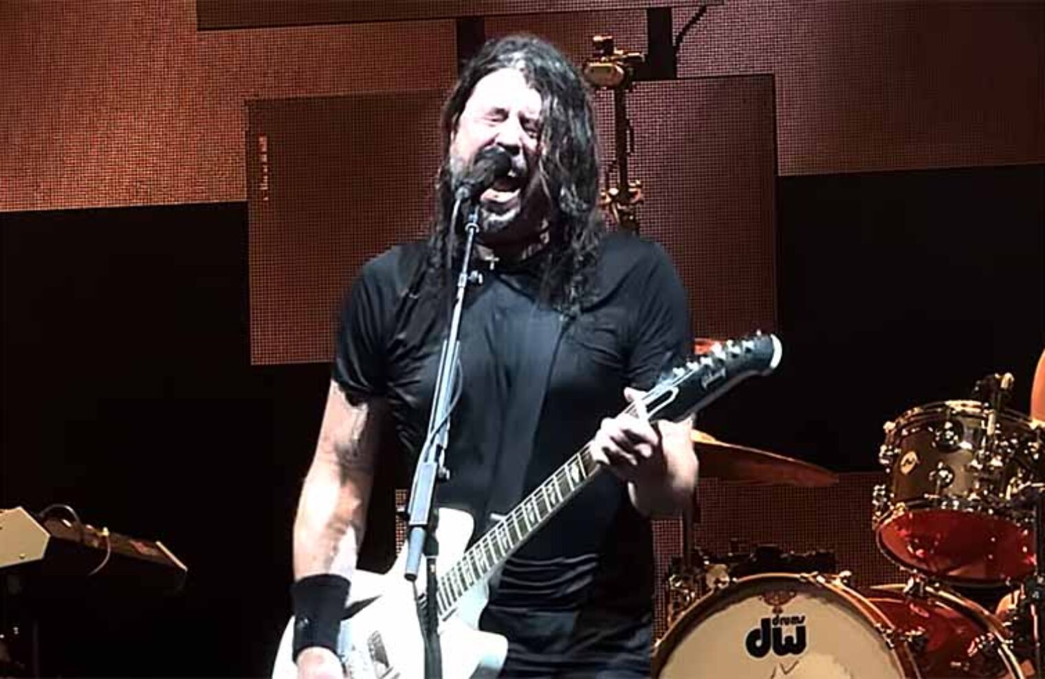 Dave Grohl Makes On Stage Dedication To Dimebag Darrell - WEB IS JERICHO