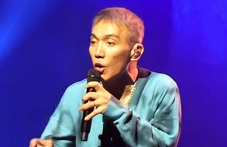 Journey Singer Asks Fans If He Should Quit Following Bad Performance ...