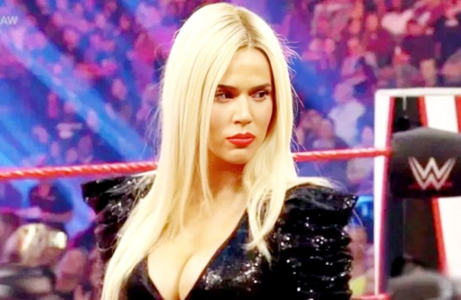 CJ Perry Wows With Eye-Popping Selfie Photo Drop - WEB IS JERICHO