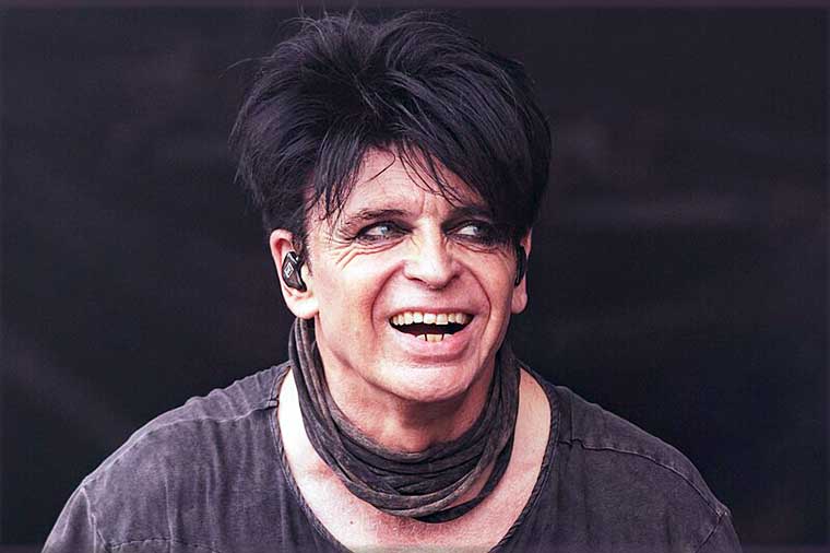 Electronic Music Icon Breaks Down On Stage Mid-Set - WEB IS JERICHO